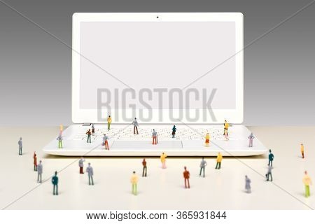 Crowd People Looking Image & Photo (Free Trial) | Bigstock