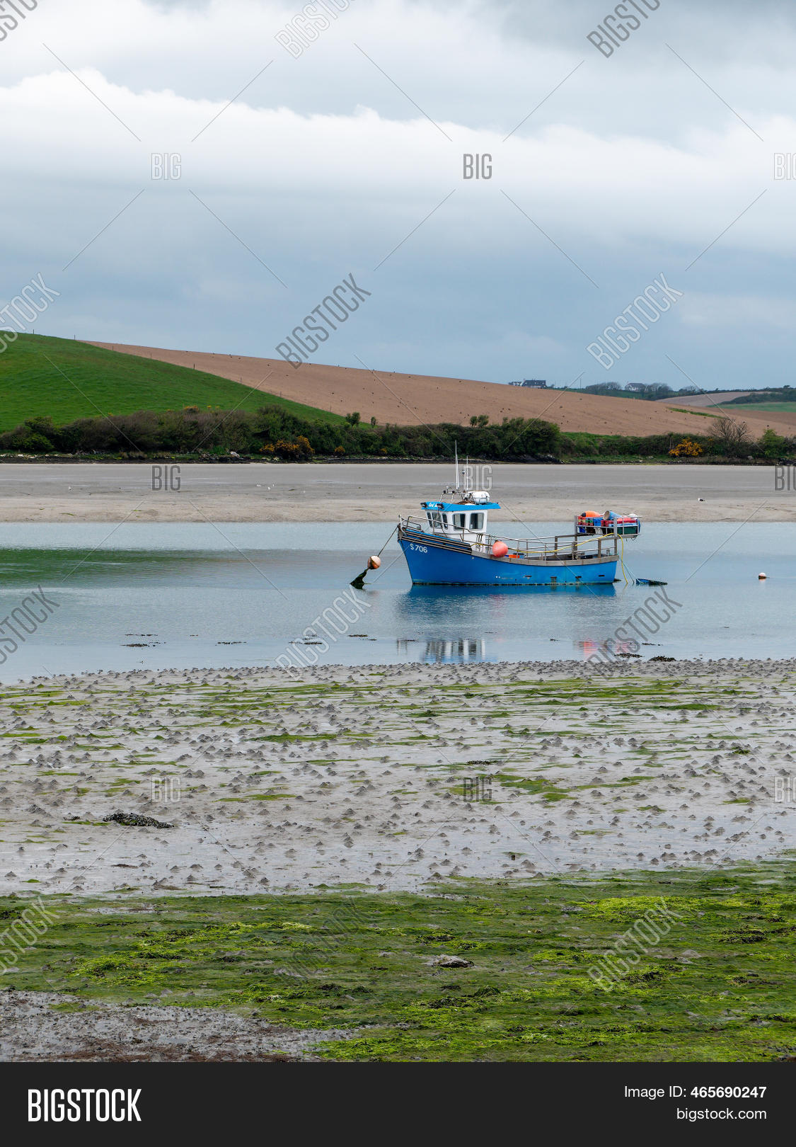 Boat Shallow Water Low Image & Photo (Free Trial) | Bigstock