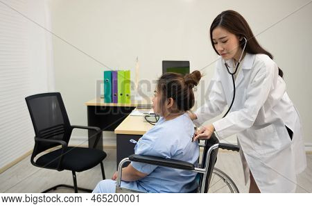 Doctors Listen Patient Image & Photo (Free Trial) | Bigstock