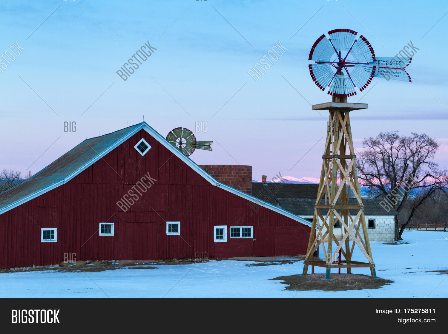 Old Red Barn Image & Photo (Free Trial) | Bigstock