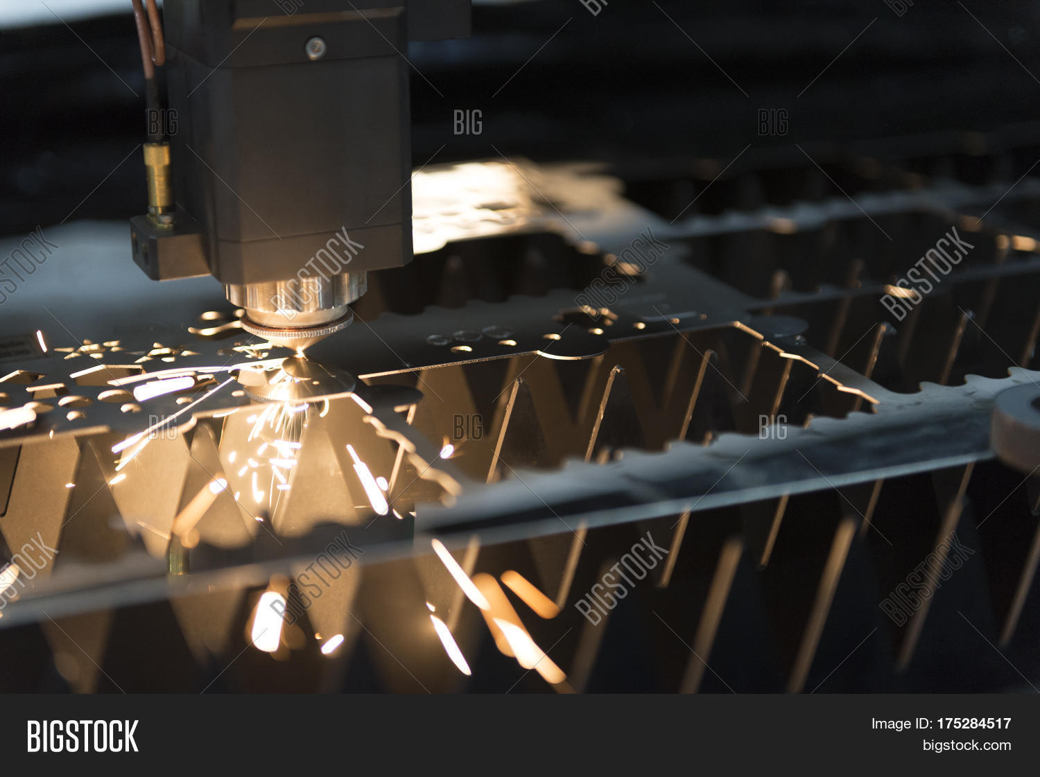 CNC Laser Cut 图片和照片（免费试用） | Bigstock