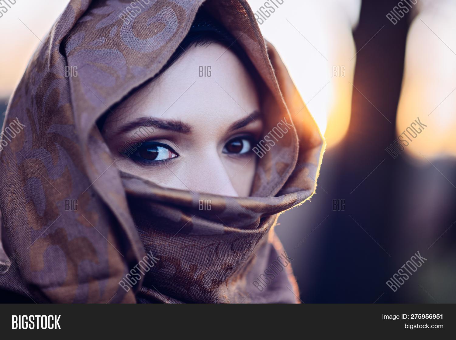 Imagen y foto Young Sad Arabic (prueba gratis) | Bigstock