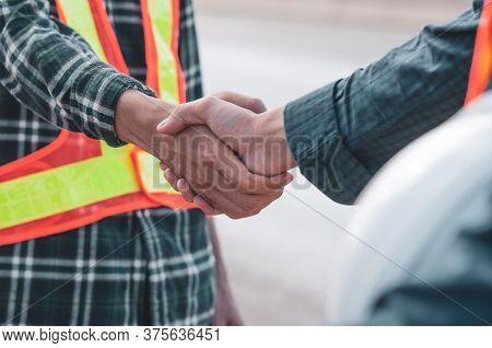 Cooperation And Team Construction Success Images, Illustrations ...