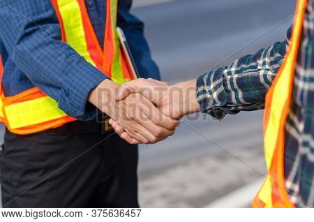 Cooperation And Team Construction Success Images, Illustrations ...