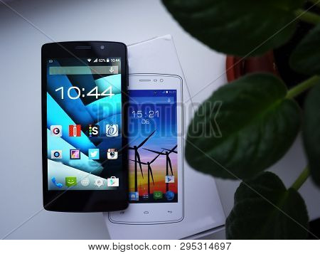 Smartphone Display Image & Photo (Free Trial) | Bigstock