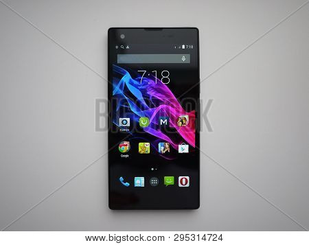 Smartphone Display Image & Photo (Free Trial) | Bigstock