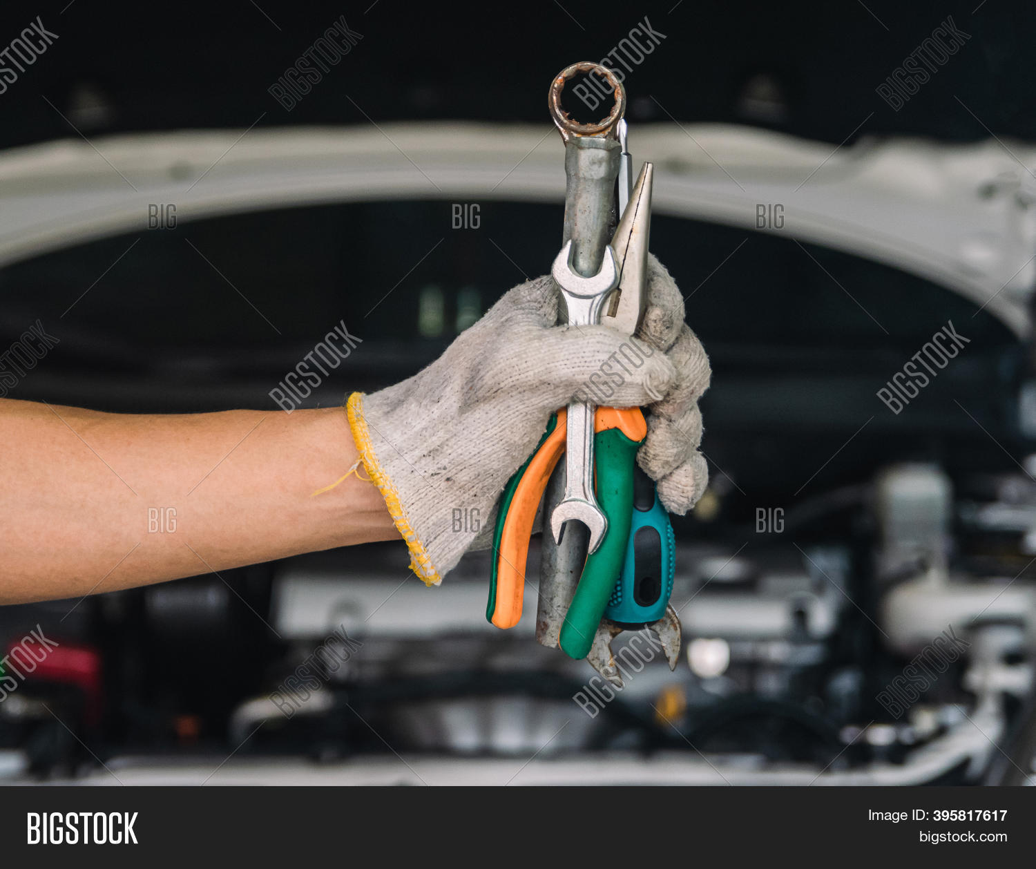 Hand Car Mechanic Image & Photo (Free Trial) | Bigstock