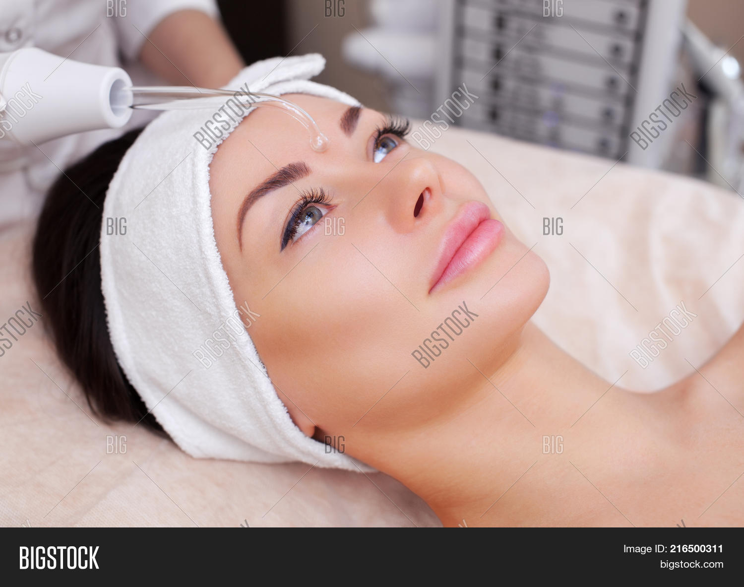 Cosmetologist Makes Image & Photo (Free Trial) | Bigstock