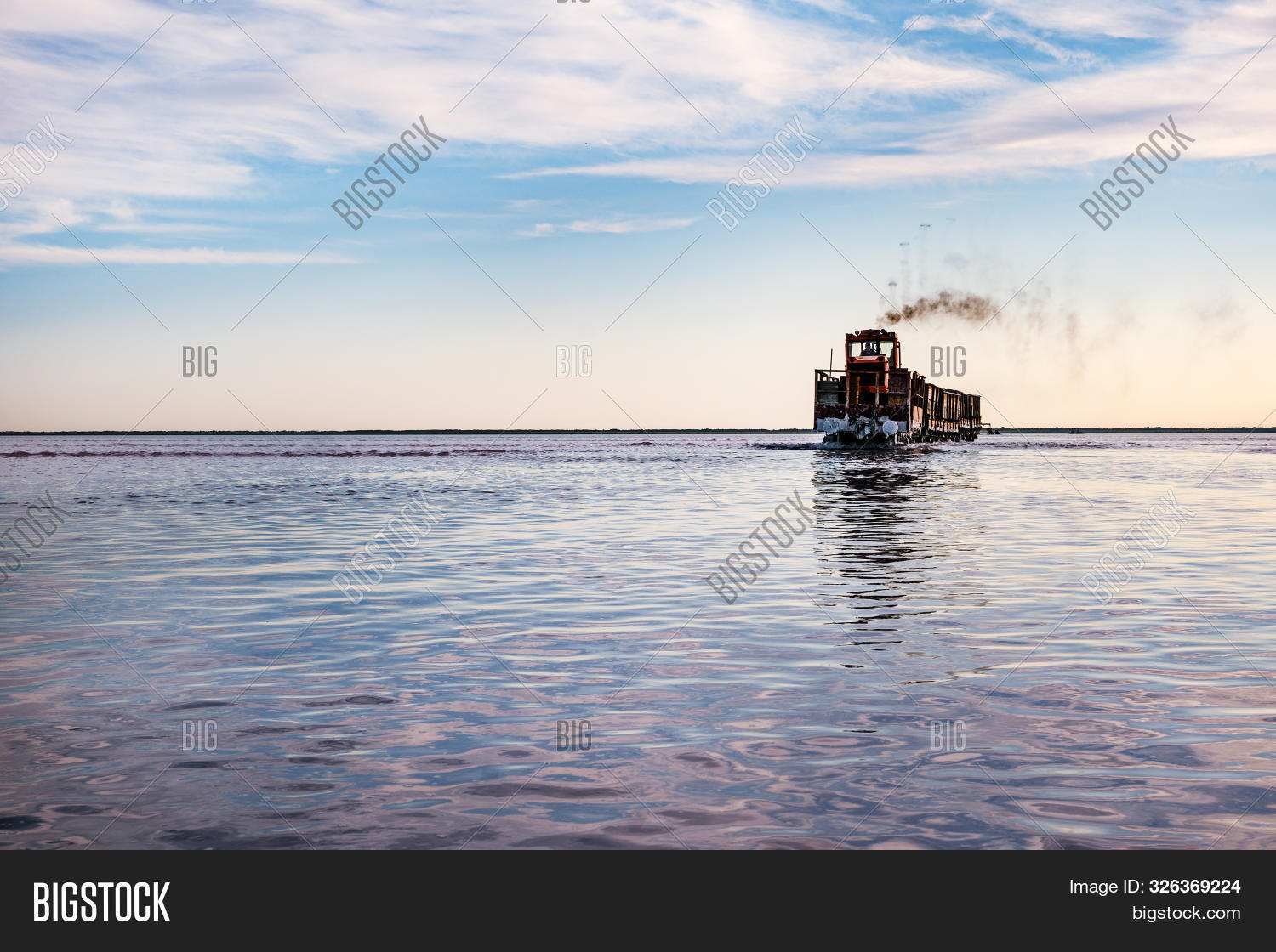 Imagen y foto Train Floats On (prueba gratis) | Bigstock