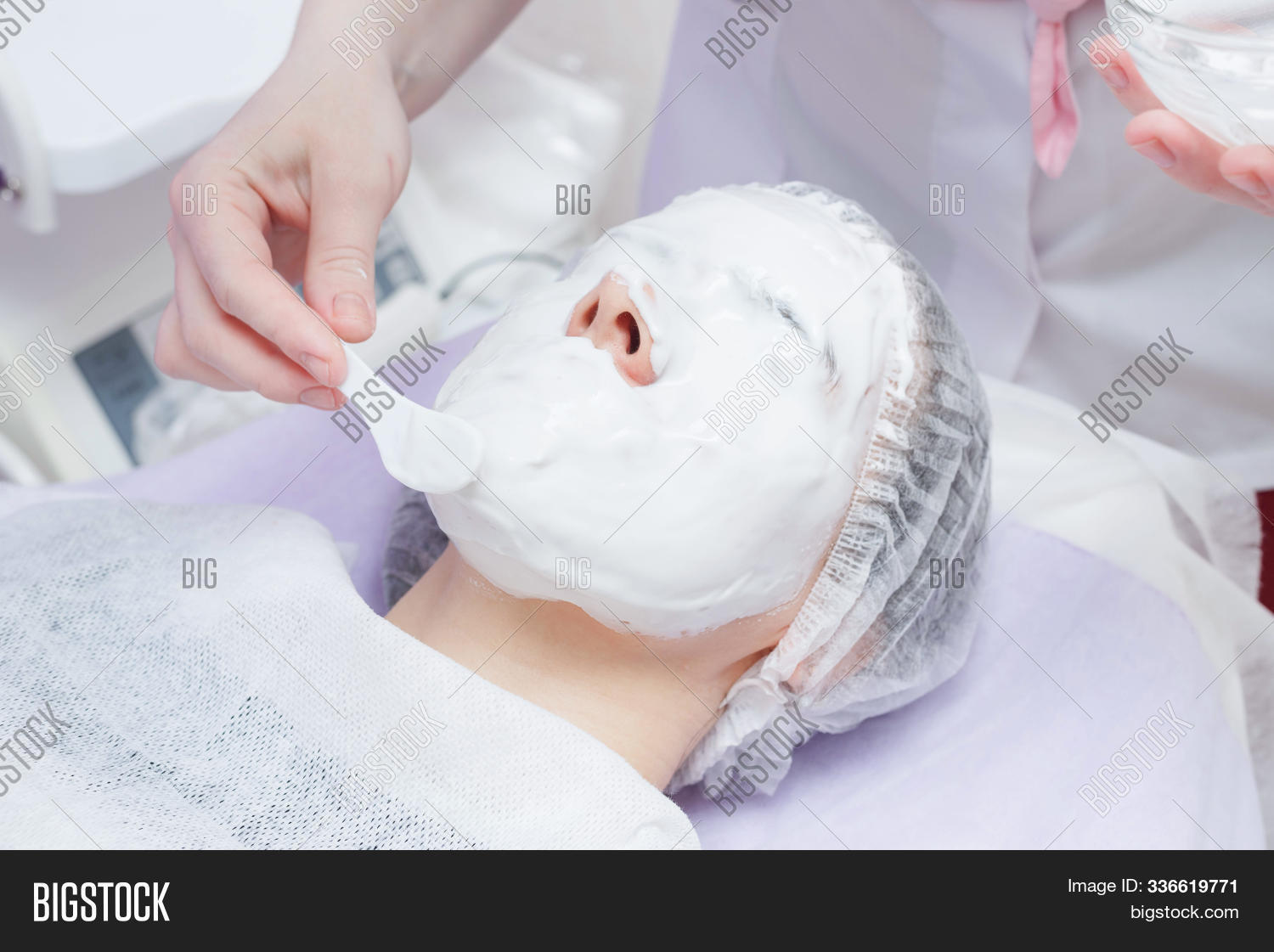 Cosmetologist Does Image & Photo (Free Trial) | Bigstock