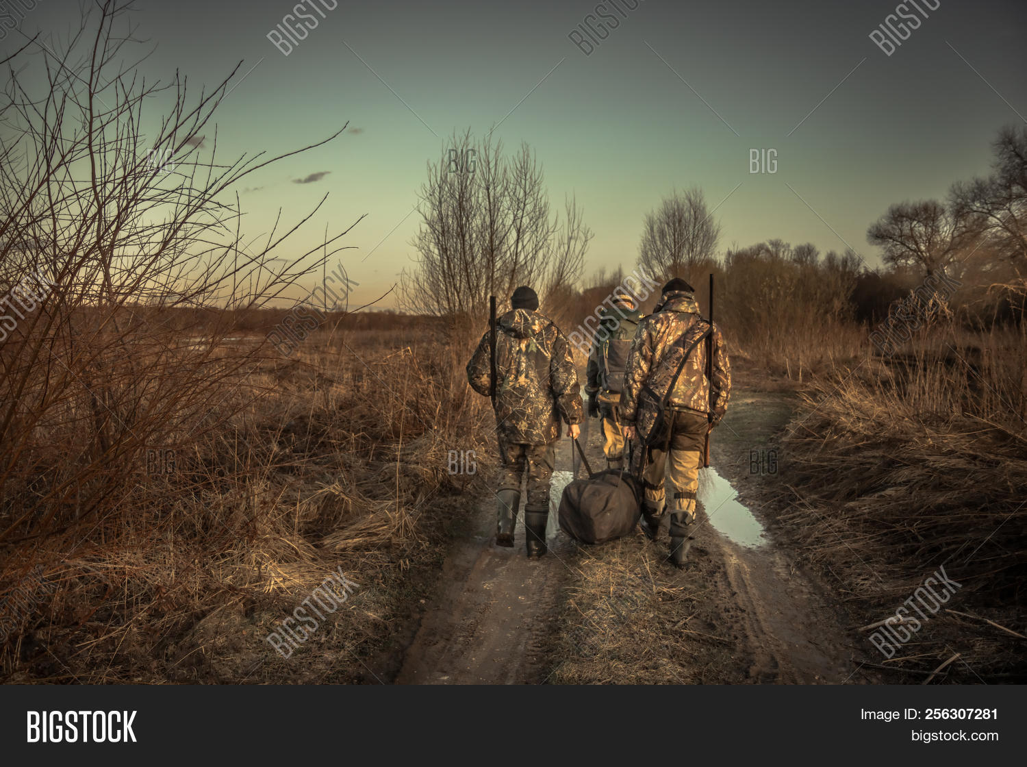 Imagen y foto Group Men Hunters (prueba gratis) | Bigstock