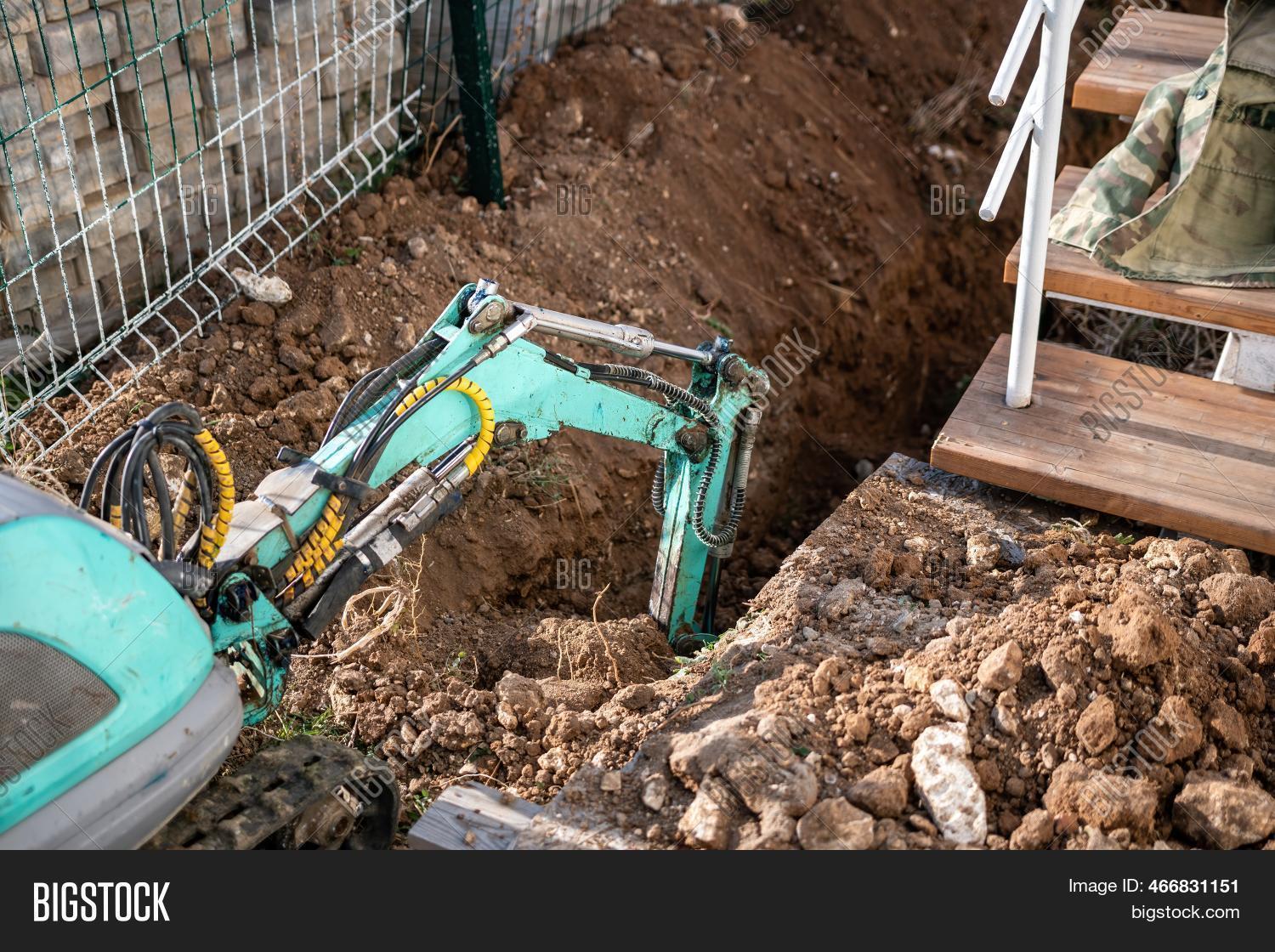 Mini Excavator Digs Image & Photo (Free Trial) | Bigstock
