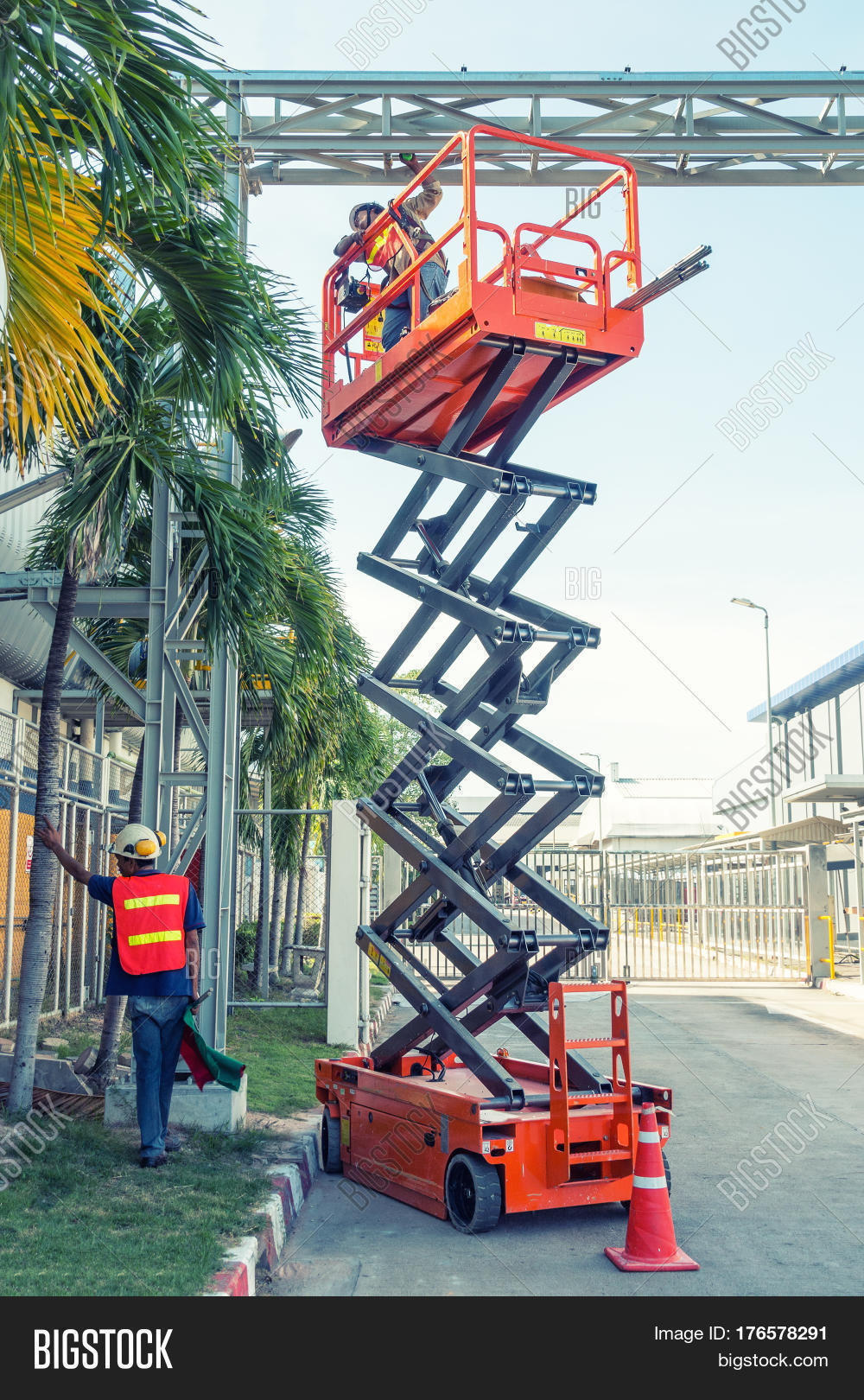 Scissor Lift 图片和照片（免费试用） | Bigstock