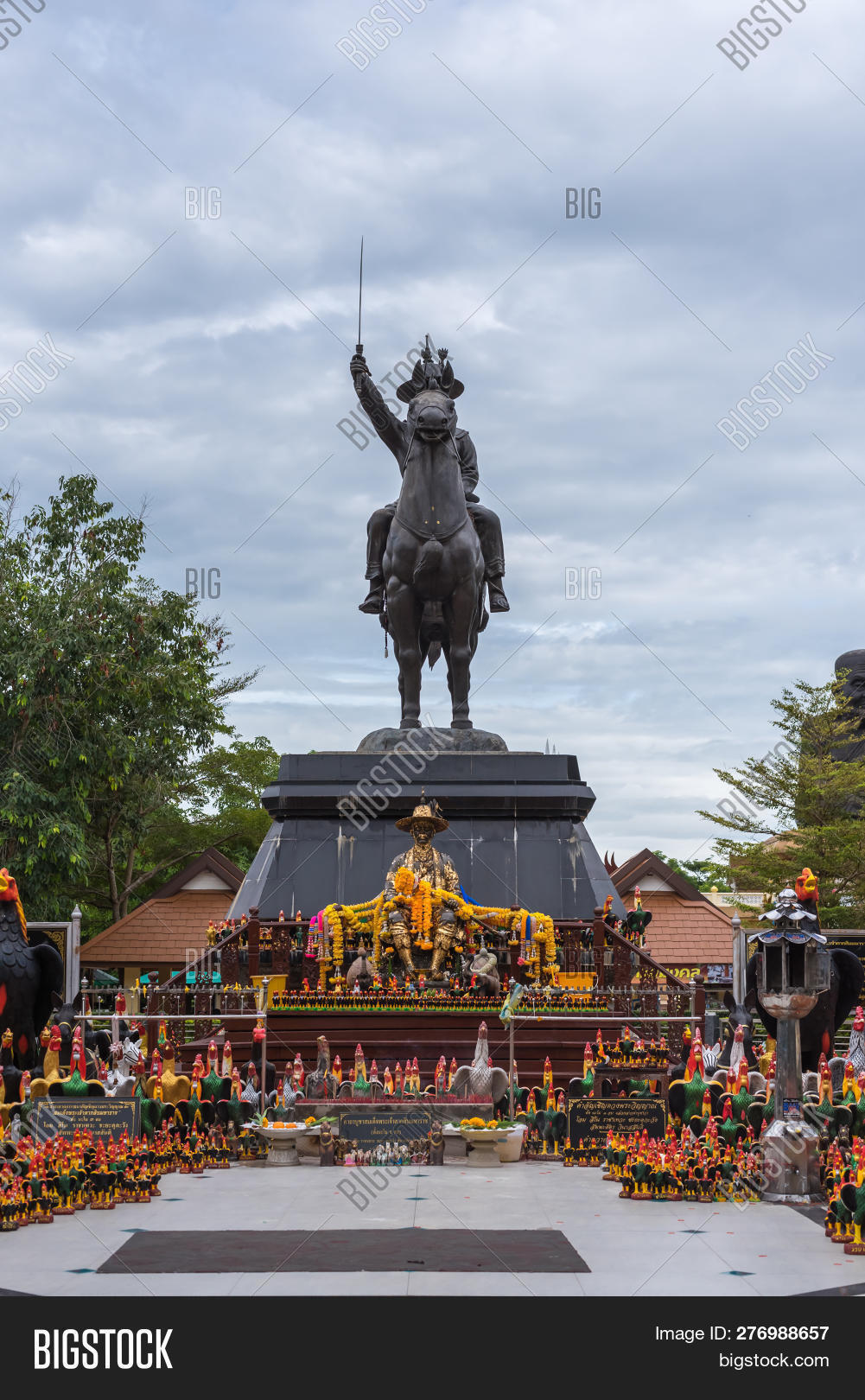 Statue King Taksin Wat Image & Photo (Free Trial) | Bigstock