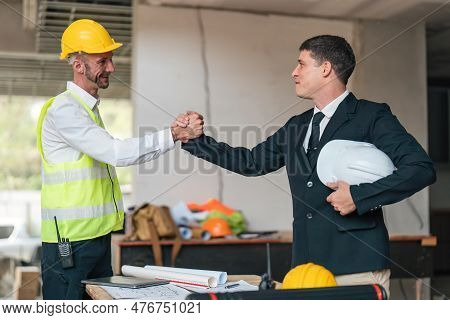 Cooperation And Team Construction Success Images, Illustrations ...