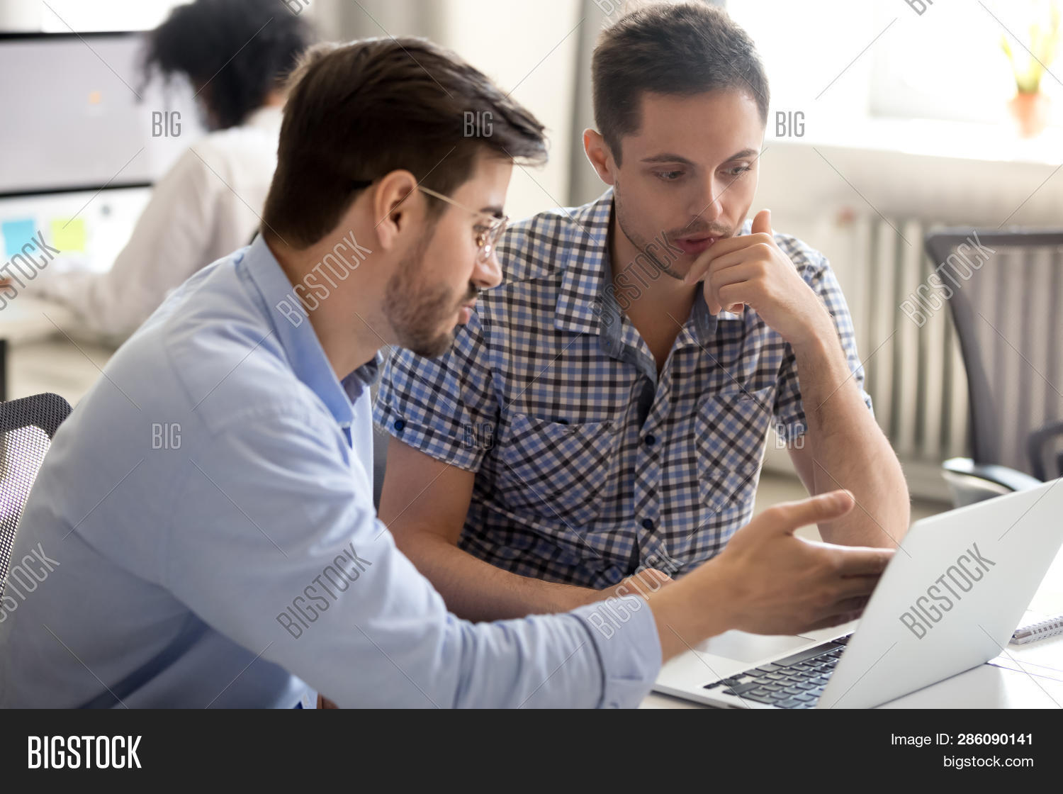 Imagen y foto Mentor Helps Intern (prueba gratis) | Bigstock