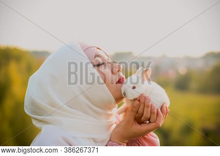 Muslim Woman Hold Image & Photo (Free Trial) | Bigstock