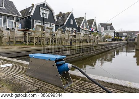 Jacht Charging Marken Image & Photo (Free Trial) | Bigstock