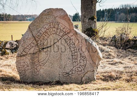 Imagen y foto Old Cracked Rune (prueba gratis) | Bigstock