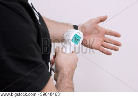 Man Measuring Image & Photo (Free Trial) | Bigstock