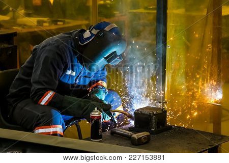 Man Welding Metal Image & Photo (Free Trial) | Bigstock