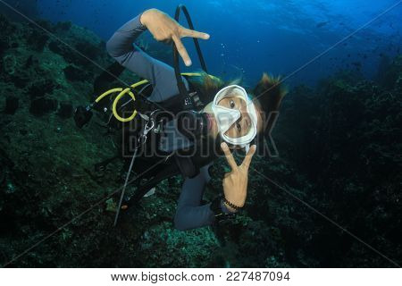 Woman Diving Into Water Images, Illustrations, Vectors - Woman Diving ...