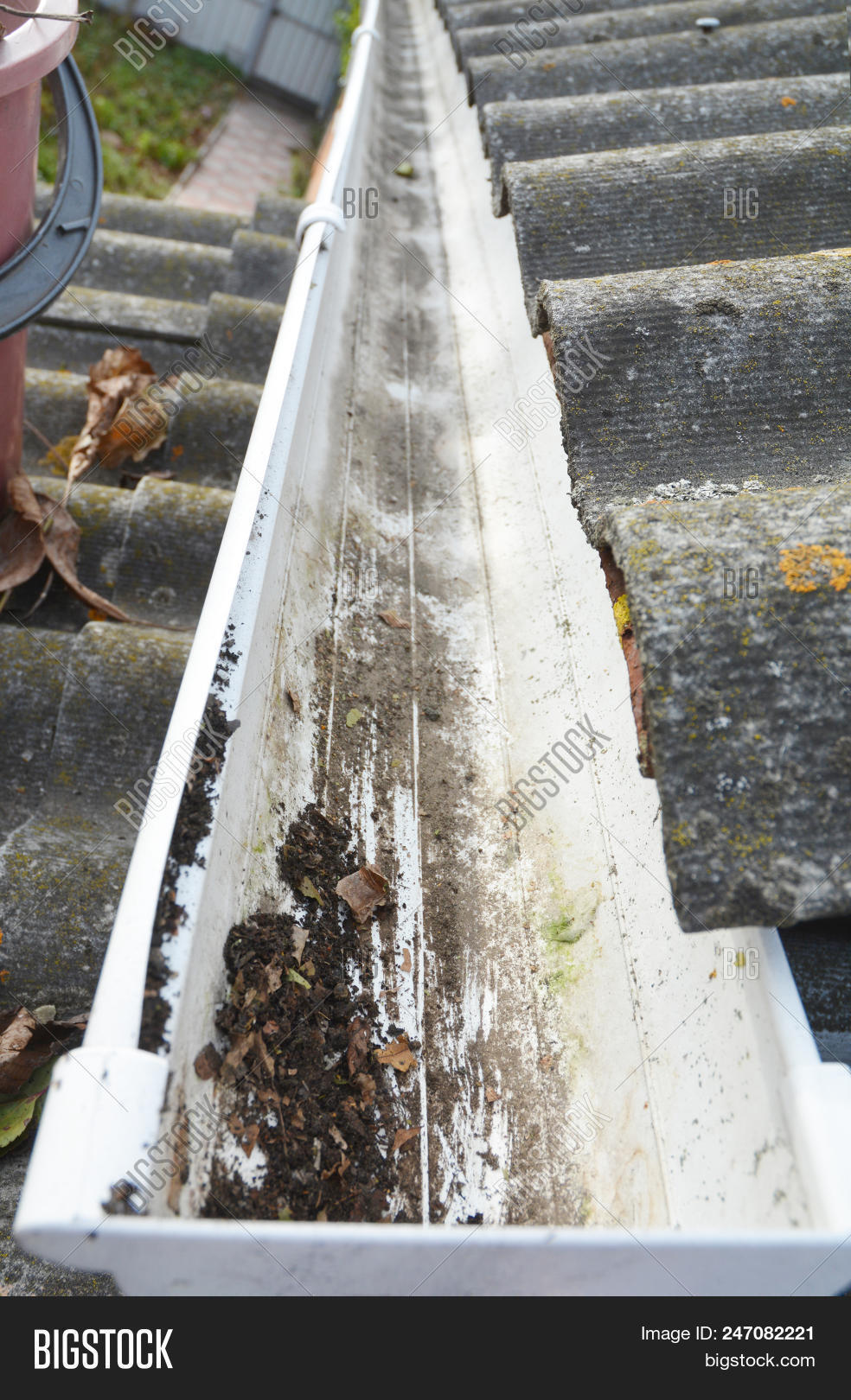 Rain Gutter Cleaning Image & Photo (Free Trial) | Bigstock