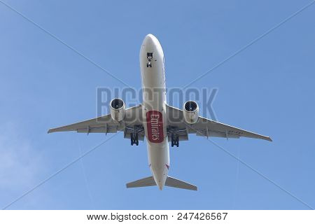 Airplane Approach Image & Photo (Free Trial) | Bigstock