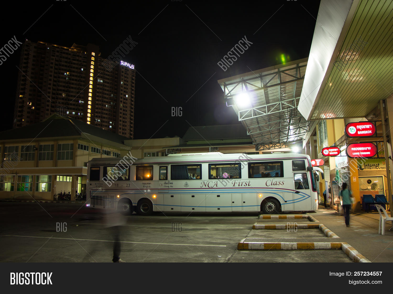 Mercedes Benz Bus Image & Photo (Free Trial) | Bigstock