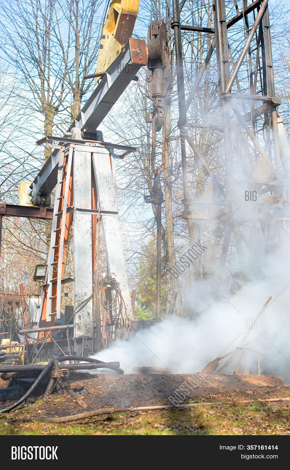 Workover Rig Working Image & Photo (Free Trial) | Bigstock