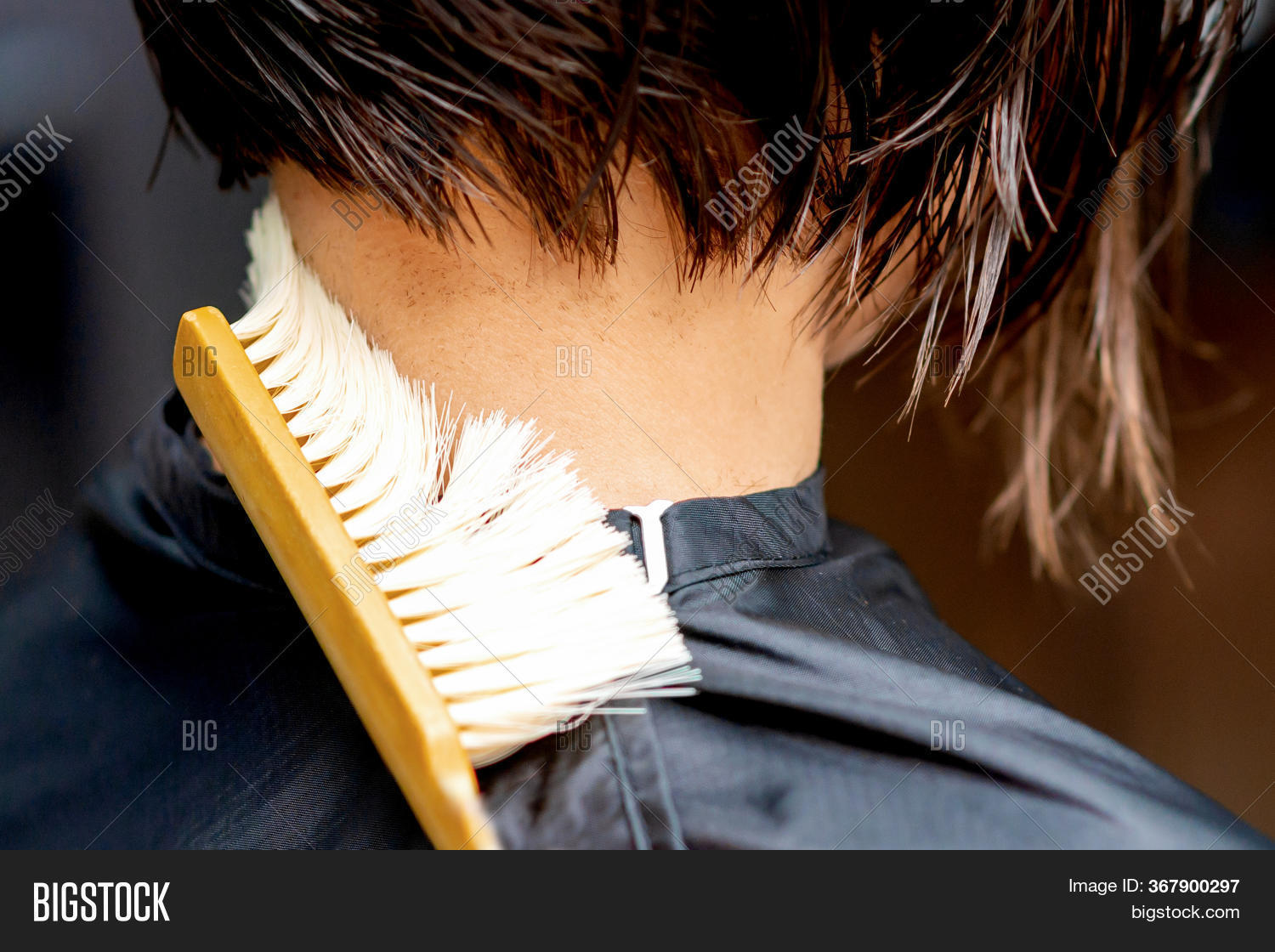 Brush Cleans Neck Image & Photo (Free Trial) | Bigstock