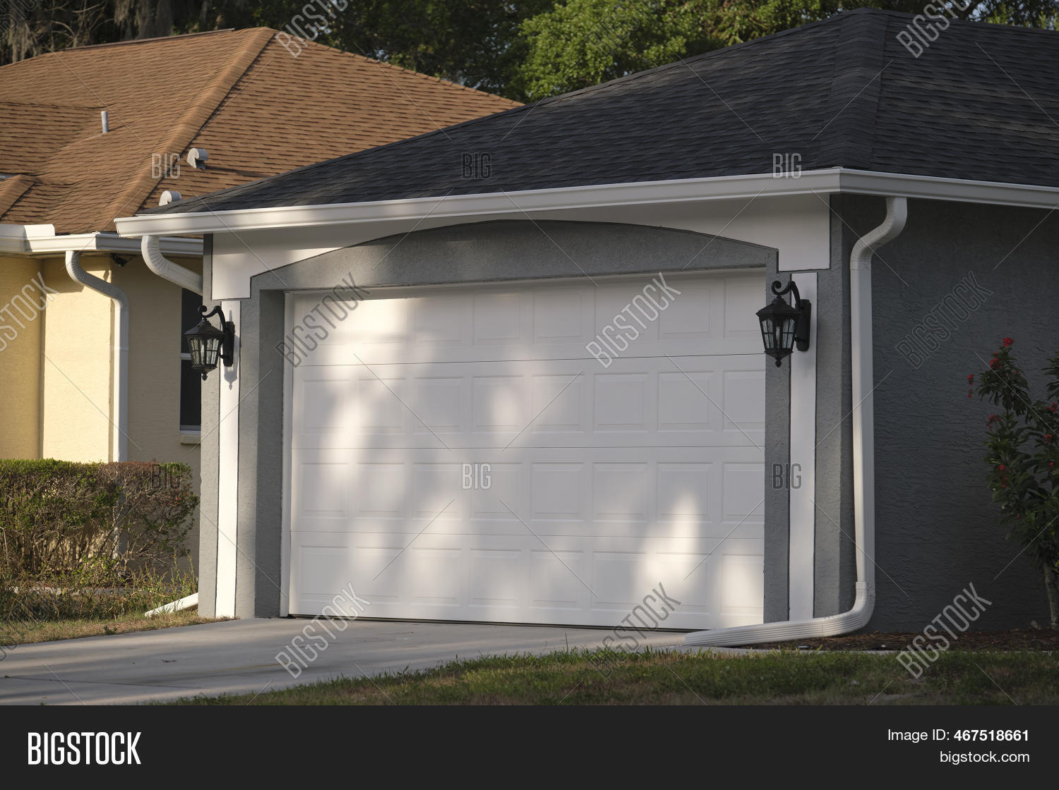 Imagen y foto Wide Garage Double (prueba gratis) | Bigstock