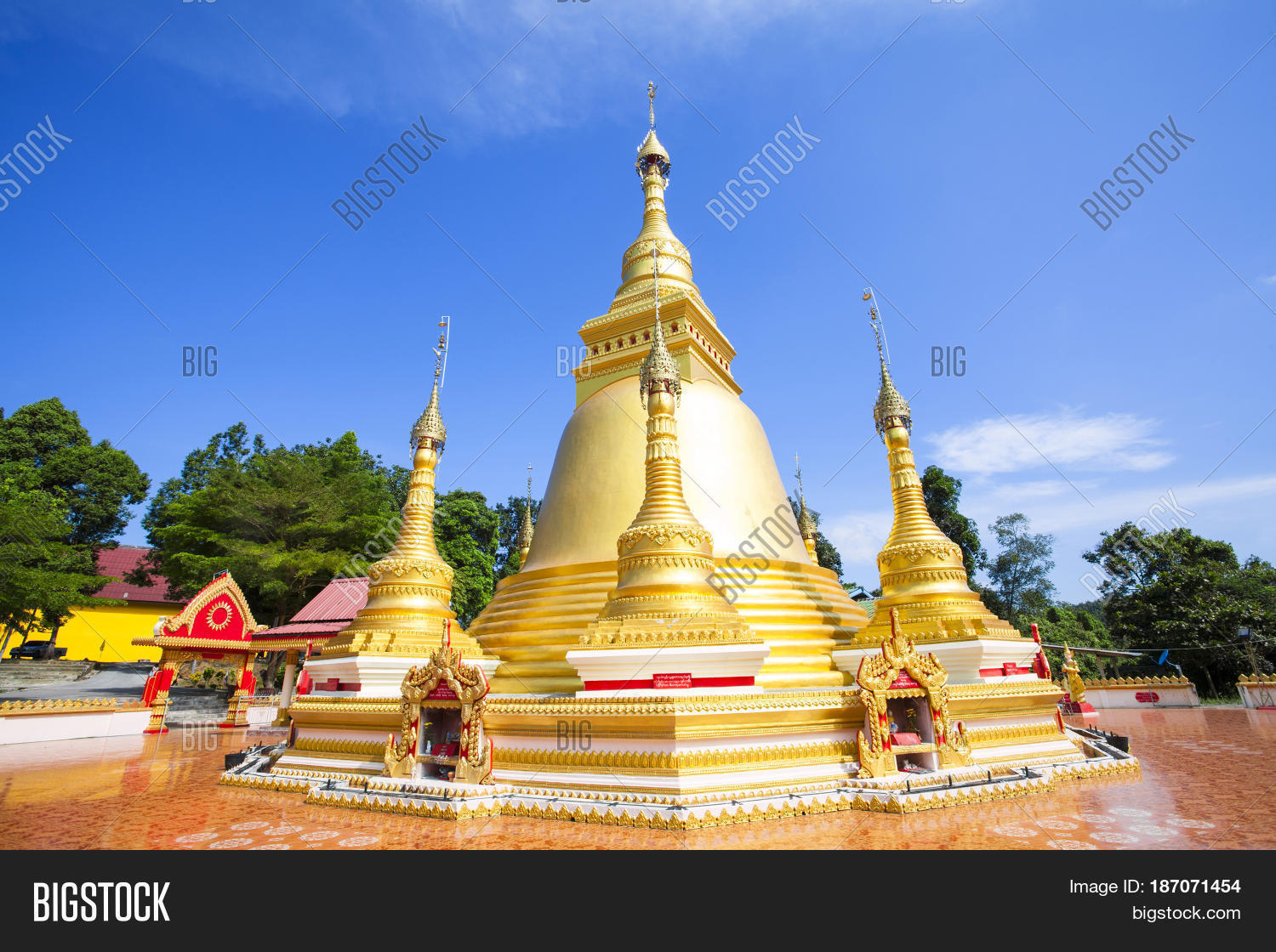 Golden Pagoda Wat Image & Photo (Free Trial) | Bigstock