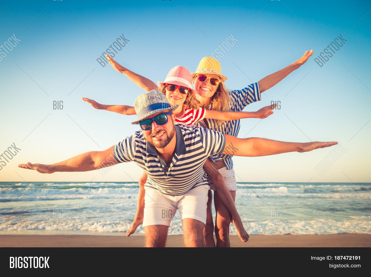Happy afbeelding en foto (gratis proefversie) | Bigstock
