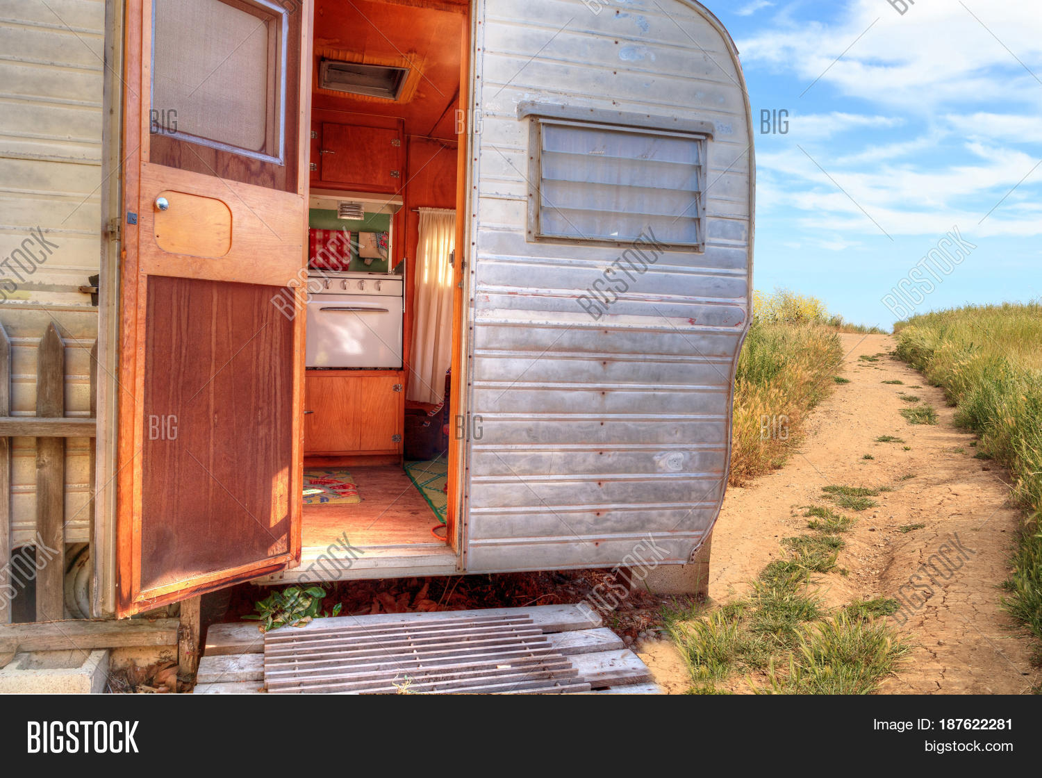 Small Retro Caravan Image & Photo (Free Trial) | Bigstock