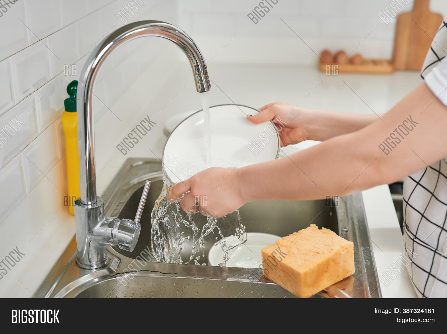 Woman Washing Dishes Image & Photo (Free Trial) | Bigstock