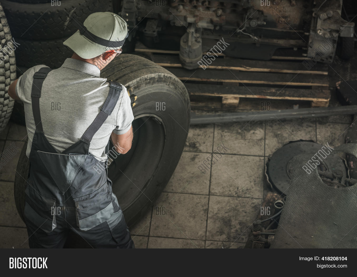 Bild och foto med Caucasian (kostnadsfritt prov) | Bigstock