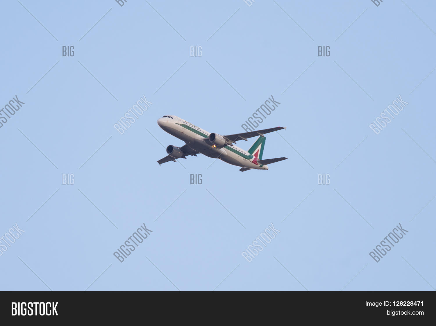 Flying Airbus 320 Image & Photo (Free Trial) | Bigstock