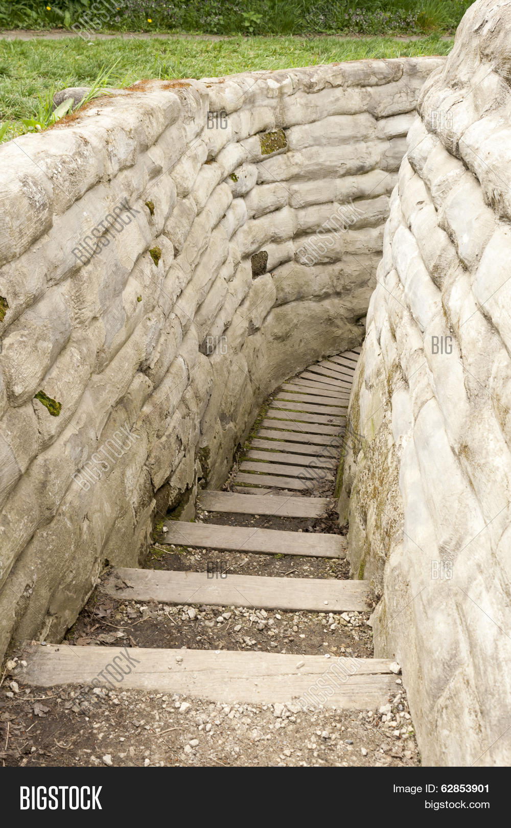 Imagen y foto Trench Death World (prueba gratis) | Bigstock