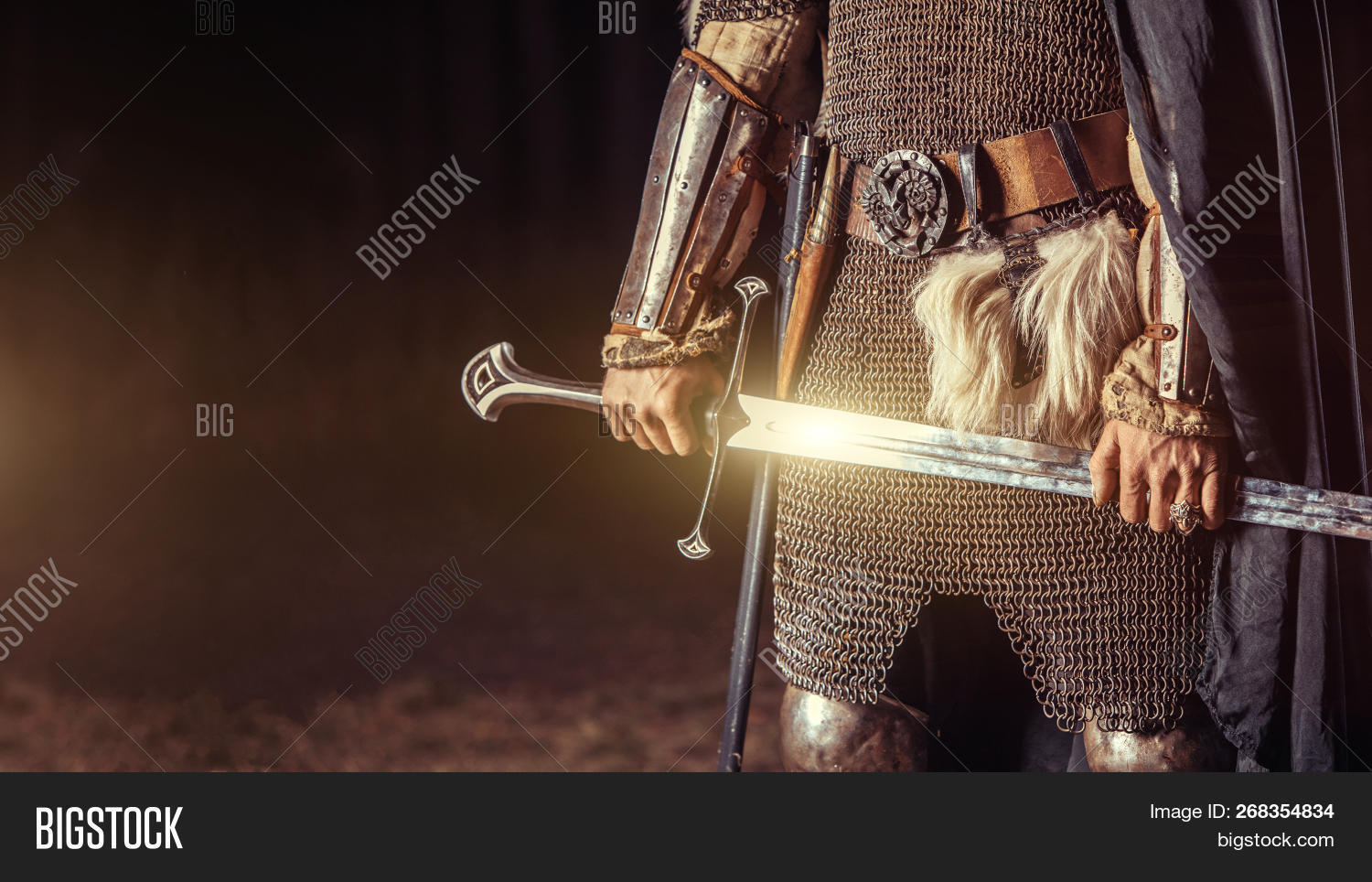 Imagen y foto Knight Two-handed (prueba gratis) | Bigstock