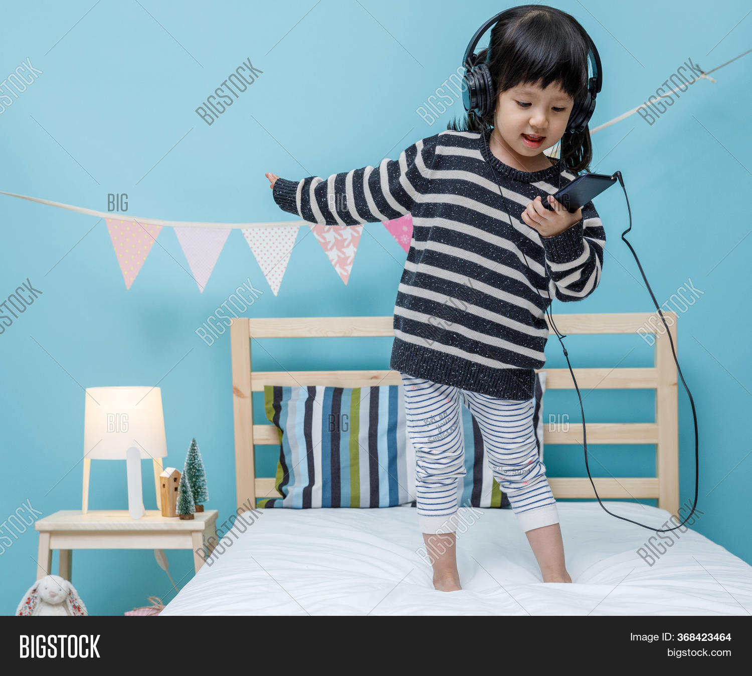 Cute Little Girl Sing Image & Photo (Free Trial) | Bigstock