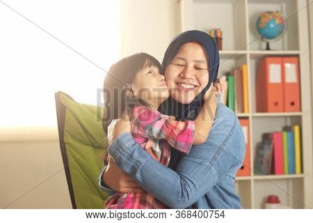 Muslim Mother Wearing Image & Photo (Free Trial) | Bigstock
