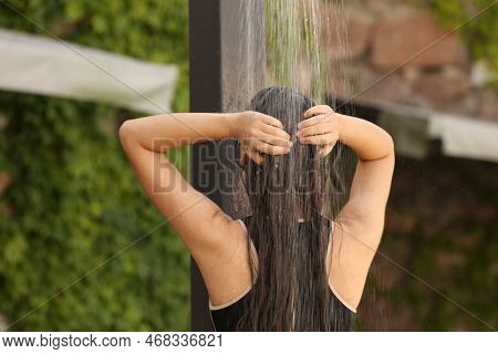 Woman Washing Hair Image & Photo (Free Trial) | Bigstock