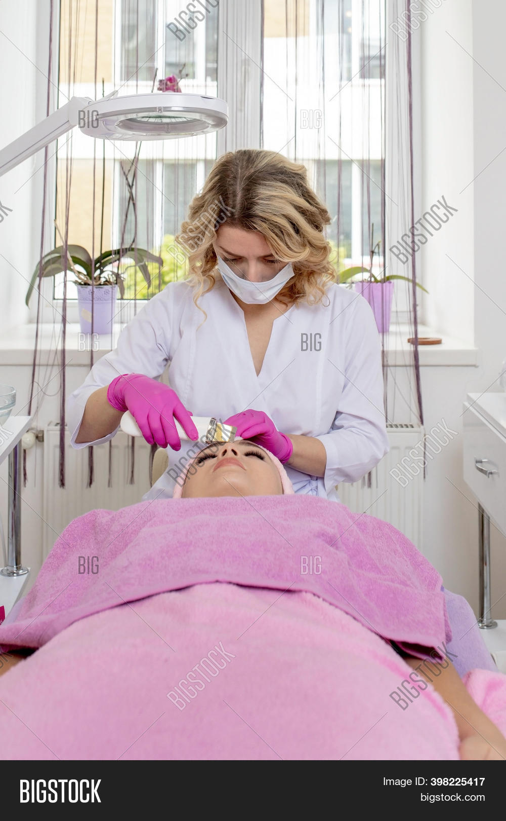 Ultrasonic Scrabbing. Image & Photo (Free Trial) | Bigstock