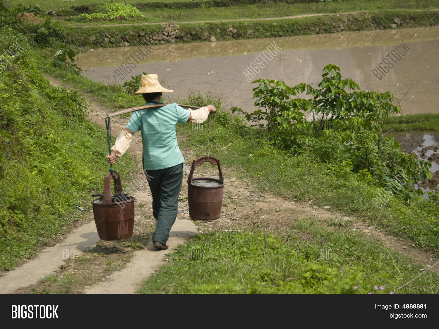 Imagen y foto Mujer Cargando (prueba gratis) | Bigstock