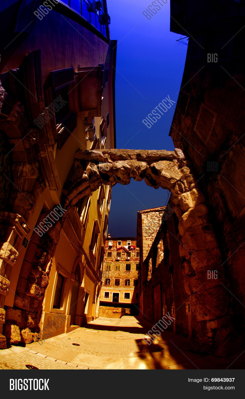 Old Gateway Roman Arch Image & Photo (Free Trial) | Bigstock