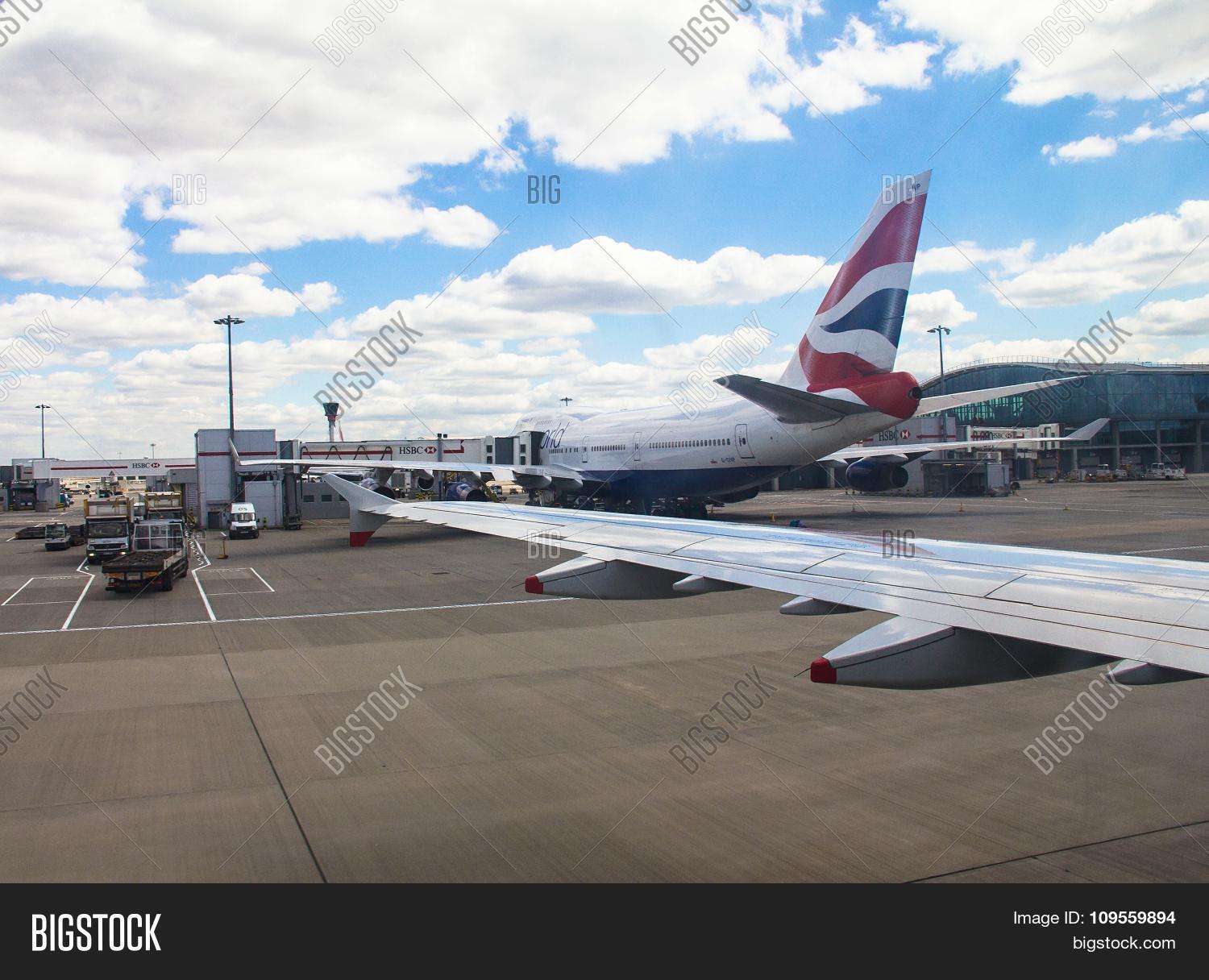 Taxiing Aircraft Image & Photo (Free Trial) | Bigstock