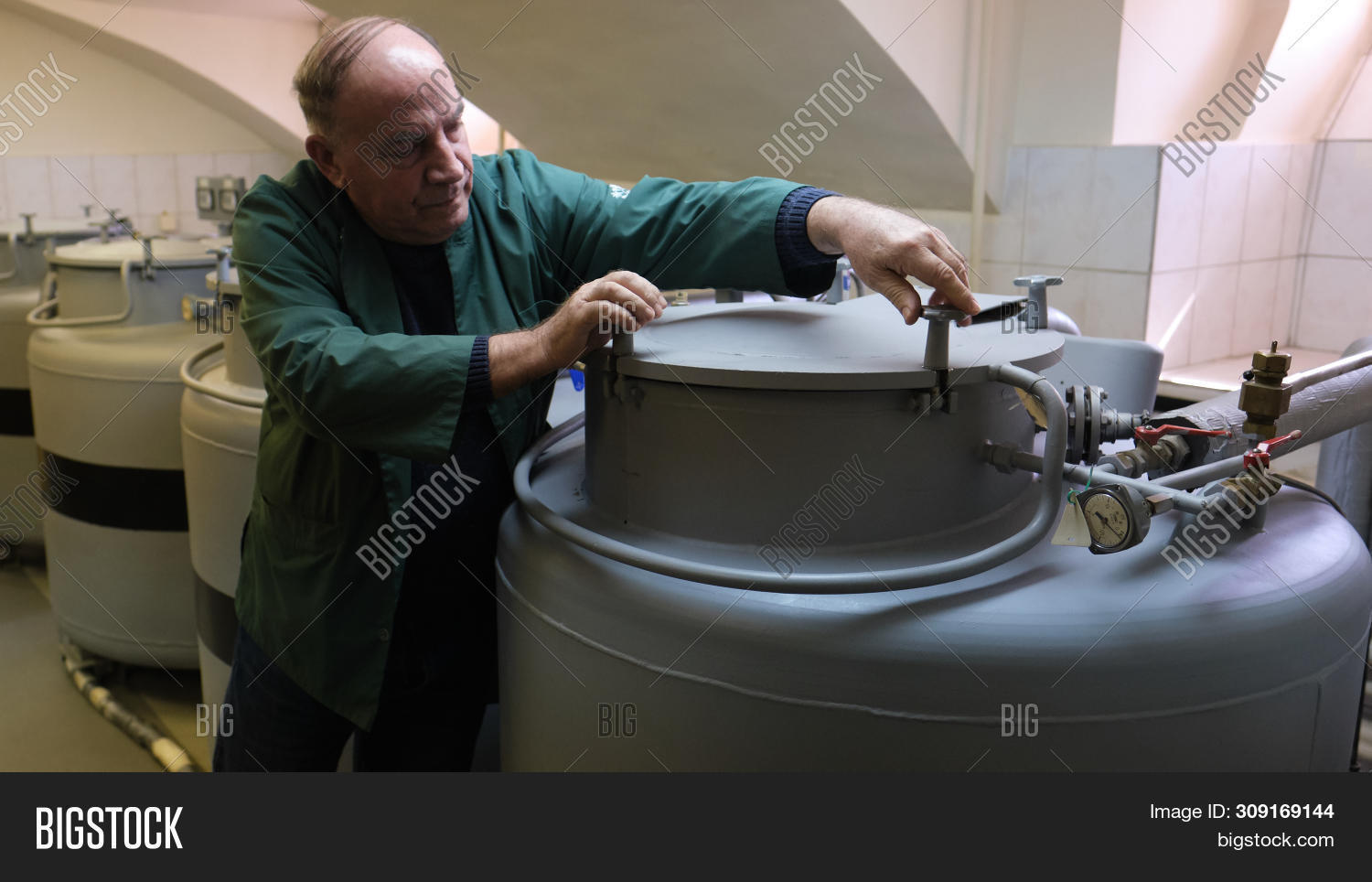 Cryobank Specialist Image & Photo (Free Trial) | Bigstock