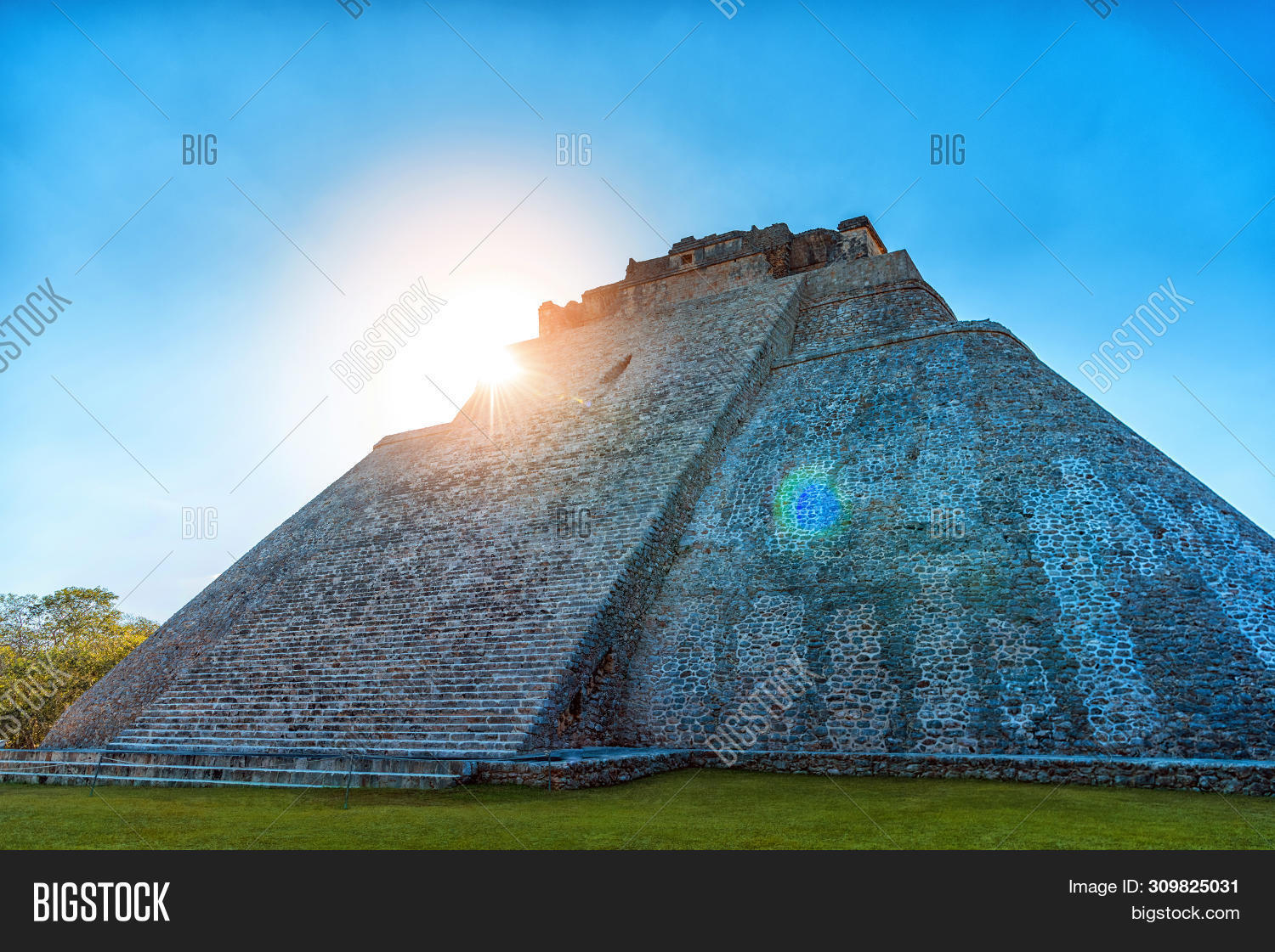 Pyramids Maya Indians Image & Photo (Free Trial) | Bigstock