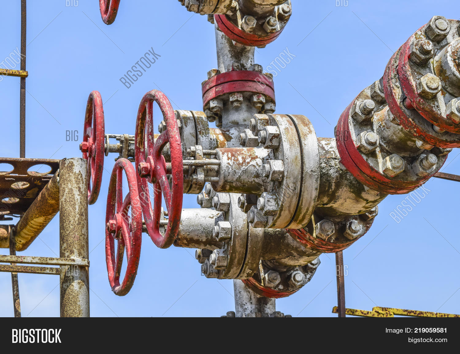 Oil Well Wellhead Image & Photo (Free Trial) | Bigstock